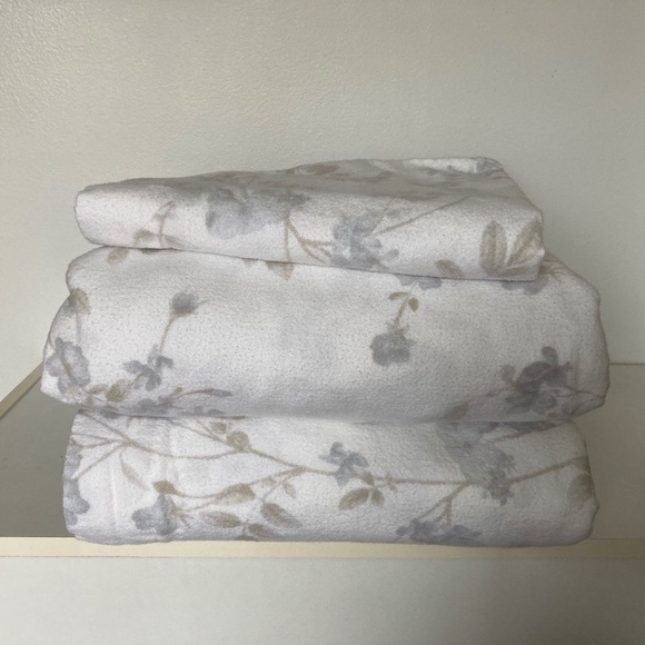 Laura Ashley | Bedding | Laura Ashley Floral Flannel Twin Sheet Set ...
